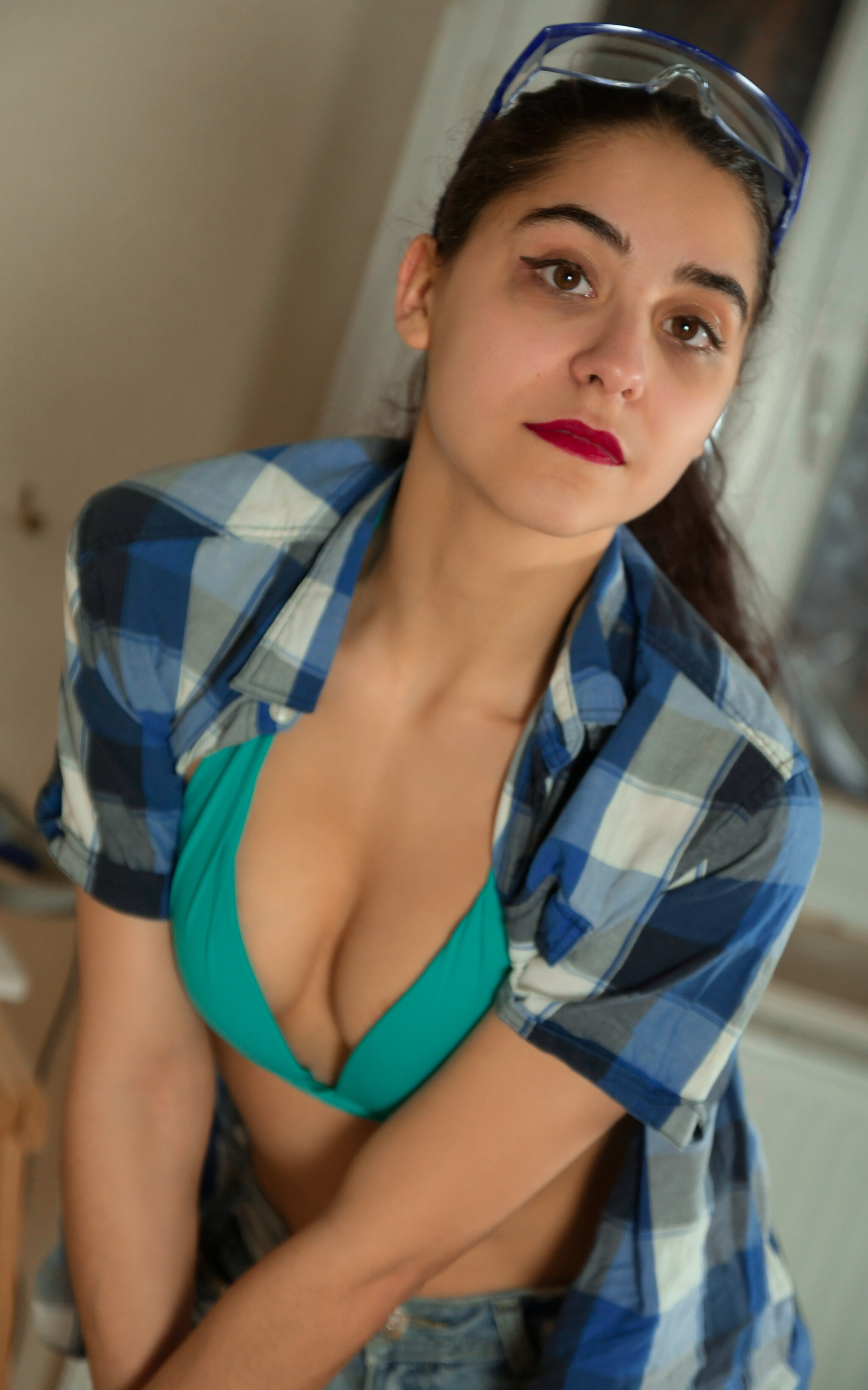 Bending and squeezing my cleavage as much as I can : r/cleavage