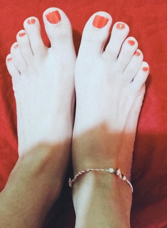 The color red is the sexiest, right? : r/mirrorfeet