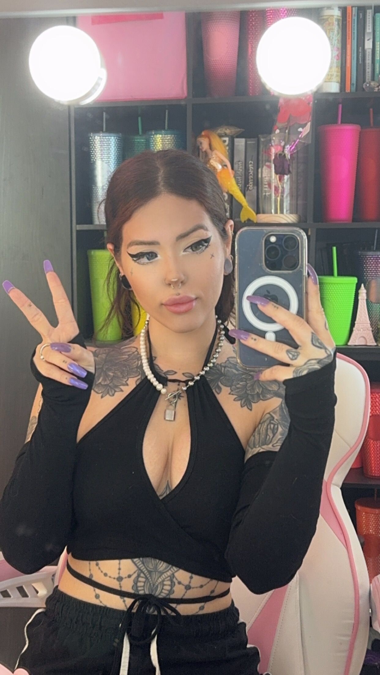 Letme Sit In Ur Lap While You Play Games R Cleavageappreciated