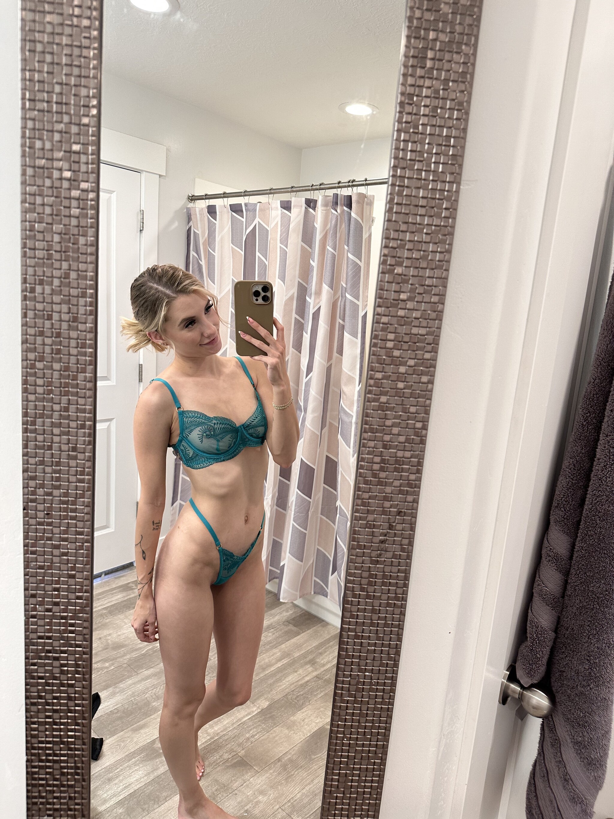 Aria Adams : r/SlinkyBabes