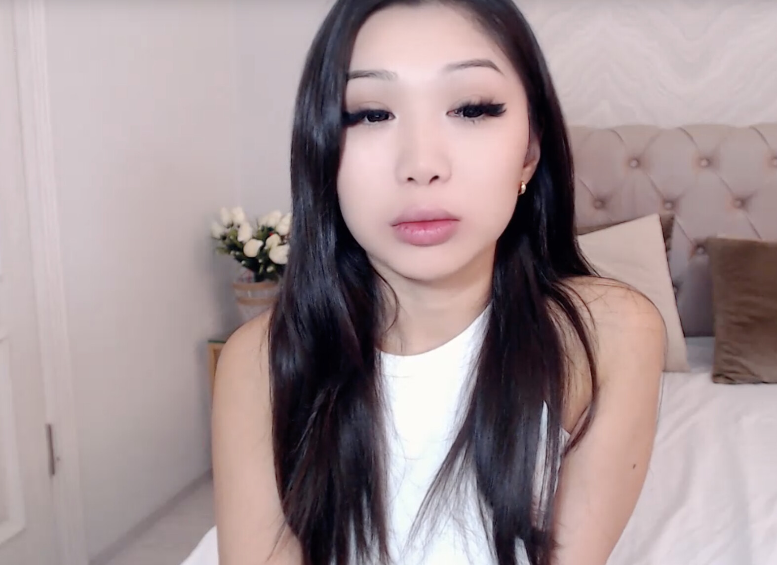 Sexy Hot And On Her Webcam Now Pretty Asian Girl Gets Naked