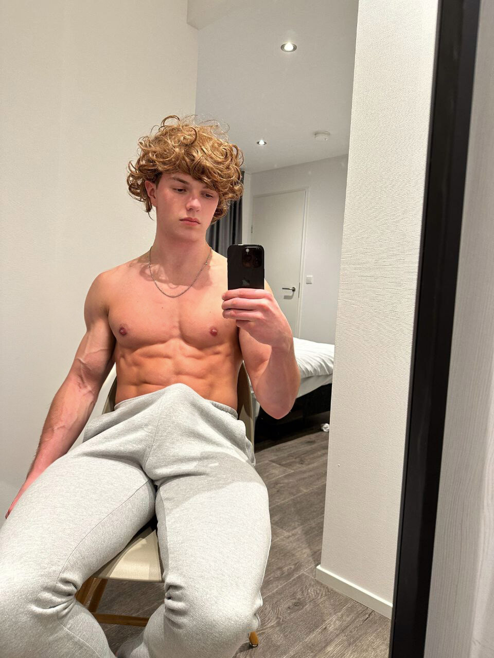 How badly would my bulge distract you if you're my roommate? : r/Bulges