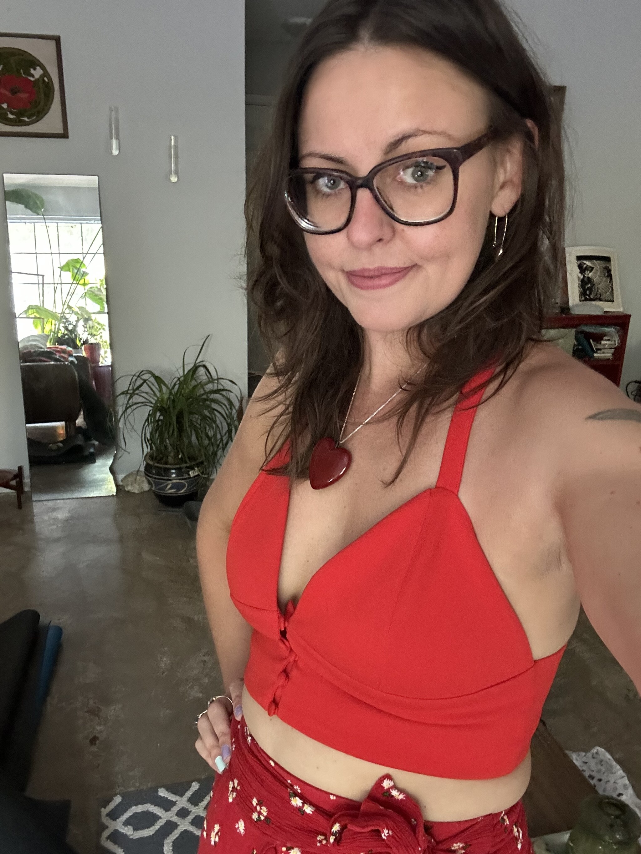 Wanna come over and water my plants? : r/cougars_and_milfs_sfw