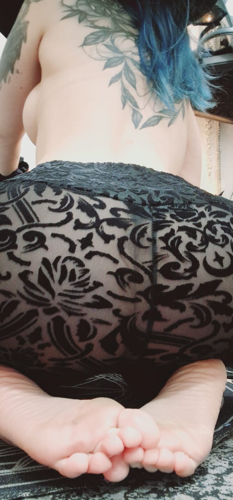 Everyone needs a goth mommy domme to control them : r/Backview